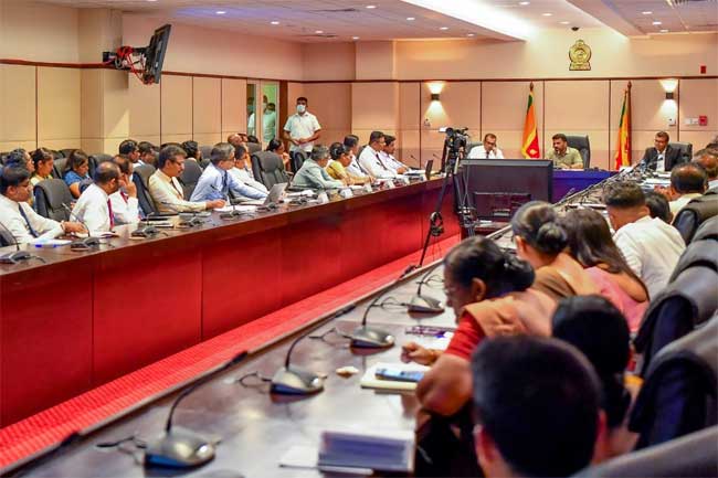 මහා භාණ්ඩාගාරයේ නිලධාරීන්ට ජනපති උපදෙස් දෙයි! - Wayaba.lk