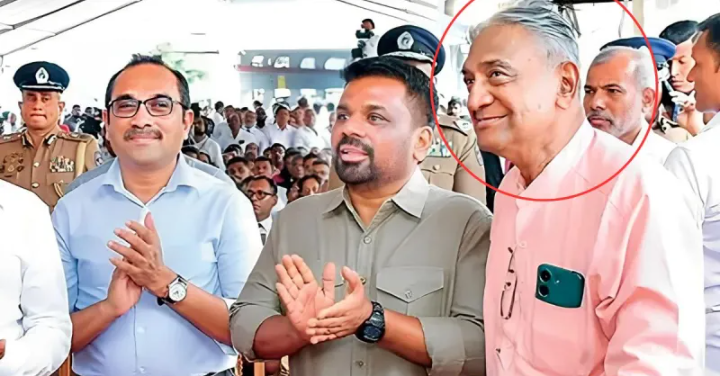 ජනපතිගේත් කරට අත දාන හිටපු කෙනා කවුද ..? මොනවද කරන්නේ - Wayaba.lk